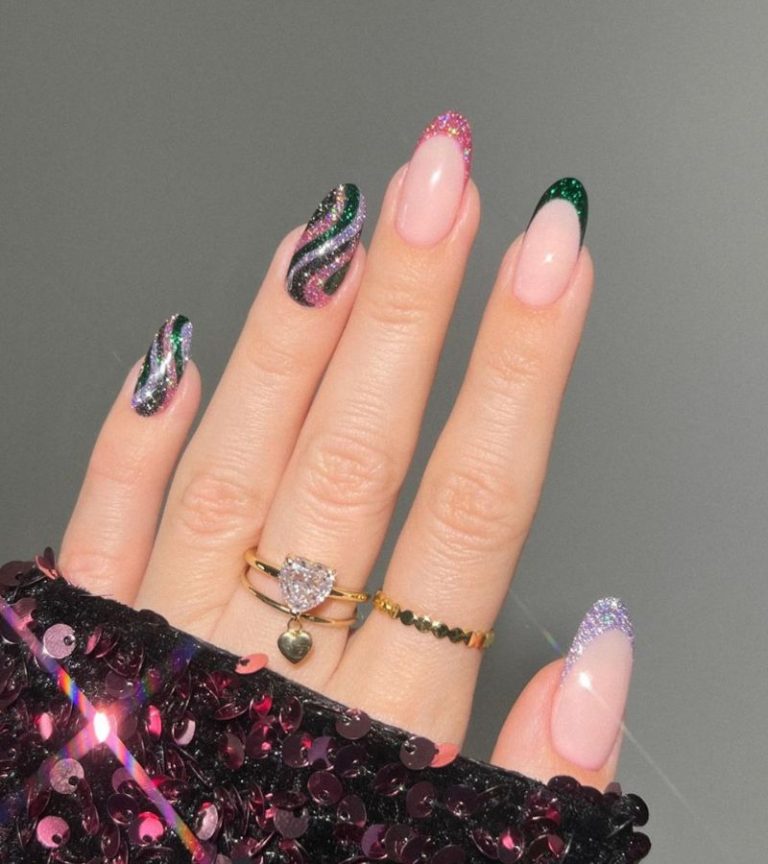 35+ Sparkling New Year's Eve Nails That'll Glam You Up