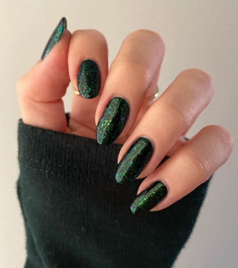 37 Dark Green Nails That Are Just Chef’s Kiss For Fall & Winter
